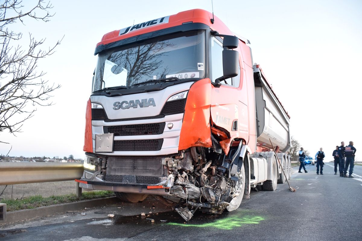 Une collision entre un poids lourd et deux voitures, à Pithiviers - La République du Centre