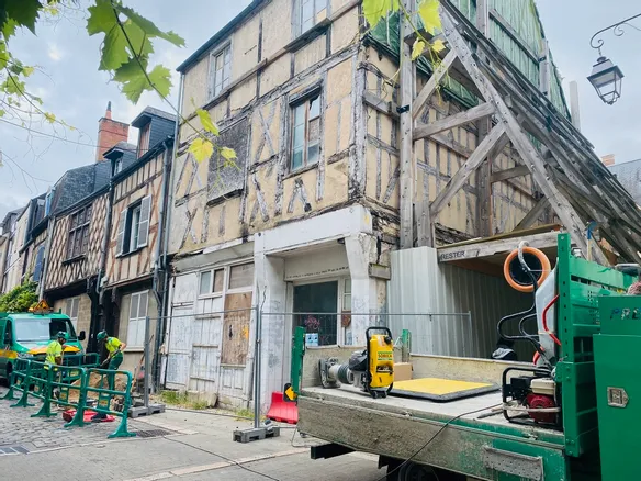 Menaçant de s'effondrer, une maison à pans de bois du centre-ville de ...
