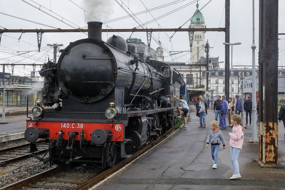 Embarquez à bord d’un train à vapeur et sa locomotive de 1919 à la gare ...