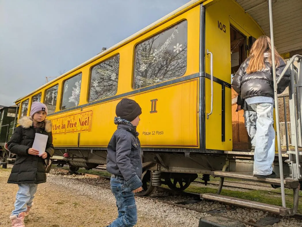 En Haute-Loire, les enfants peuvent rencontrer le Père Noël et laisser leurs lettres à bord d'un ...