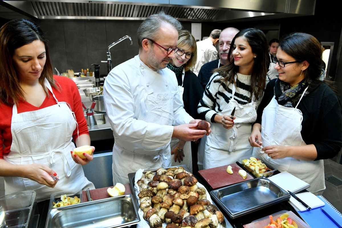 En cuisine avec le chef pour les 10 ans du restaurant Apicius à ...