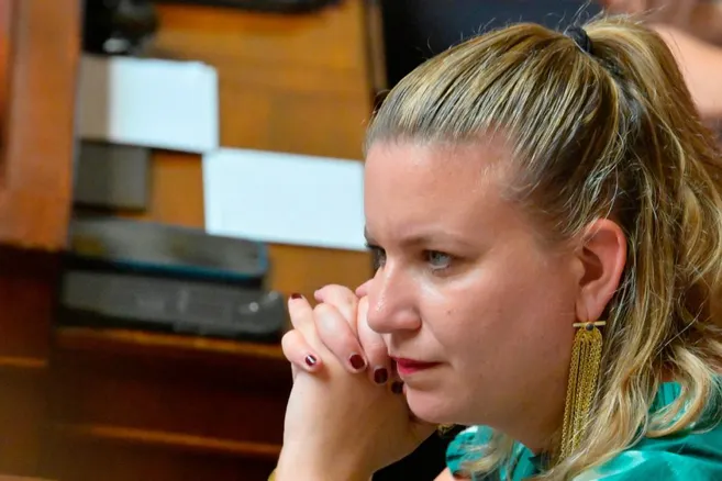 La députée LFI Mathilde Panot veut désarmer les polices municipales, sa ...