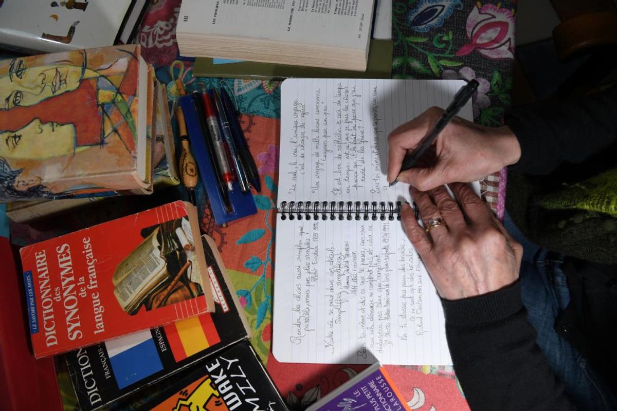 Lambiner, tic-tac, synchrone... qui peut écrire un texte avec ces ...