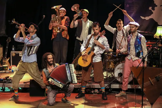 Ce groupe énergique et déjanté propose une musique festive et originale ...