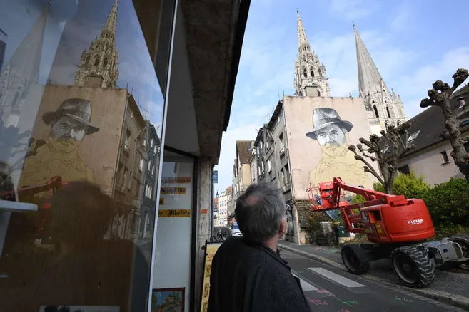 Un graff géant en hommage à Jean Moulin apparaît près de la cathédrale ...