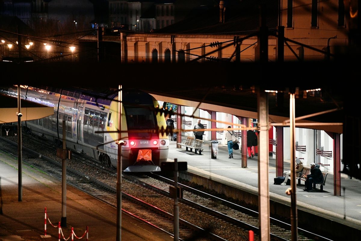 Accaparé par son téléphone, un jeune homme meurt percuté par un train - La Montagne
