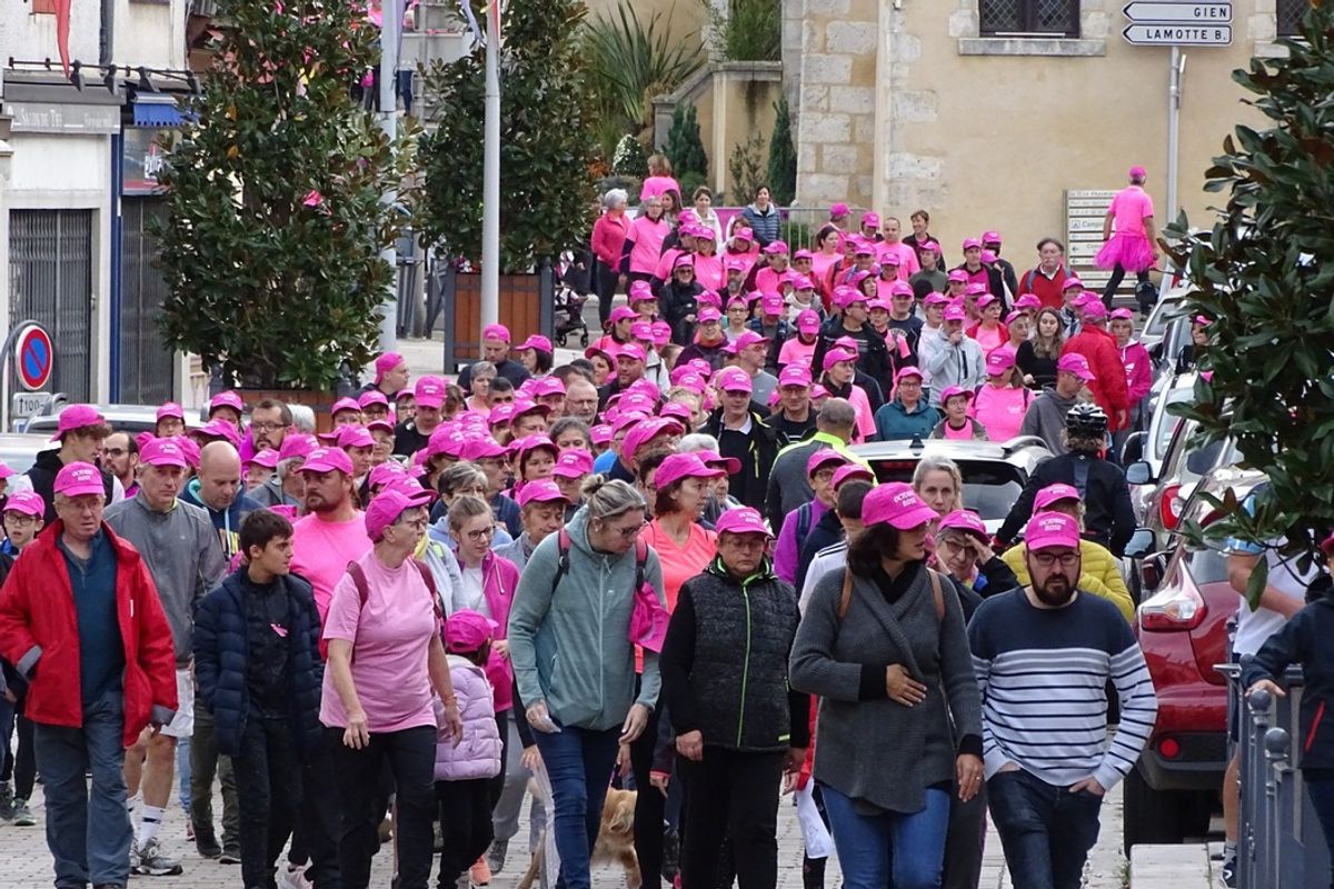 AUBIGNY SUR NERE. Une marée rose a déferlé sur la cité des Stuarts - Le ...