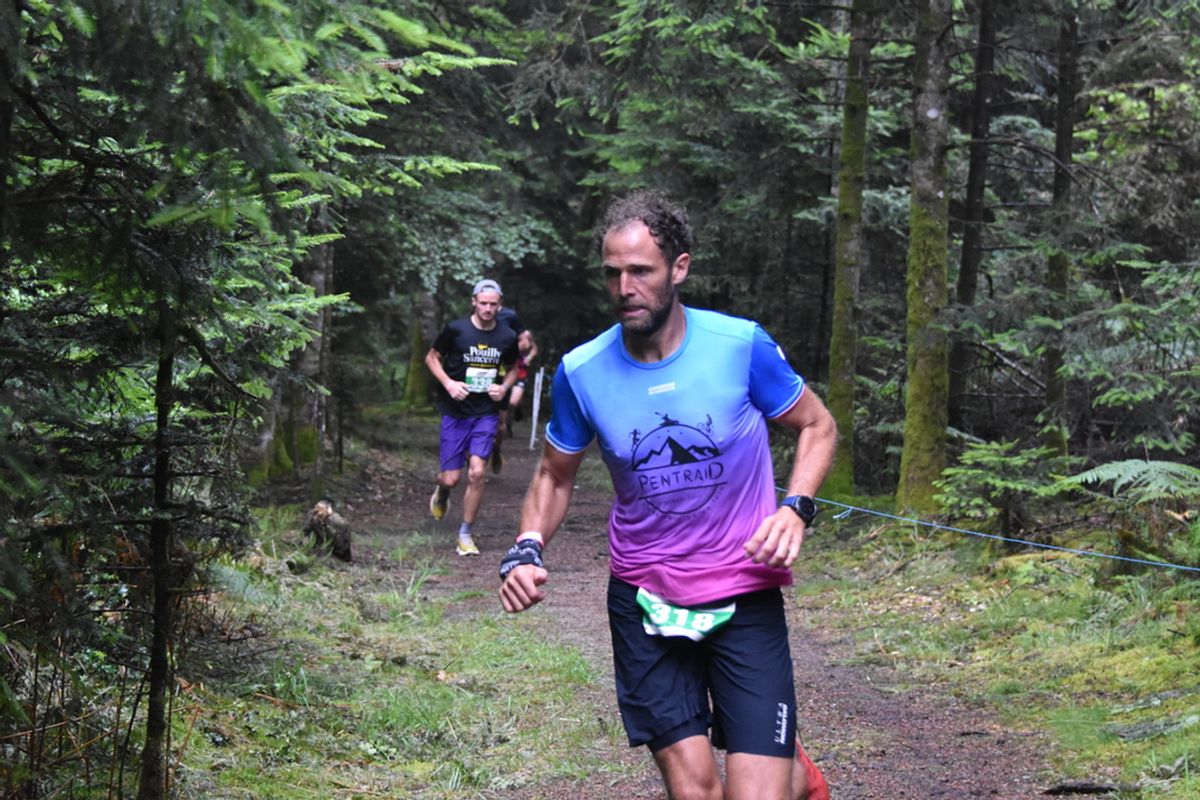 Romain Laguigner domine un plateau relevé au Trifolium Trail à Château ...