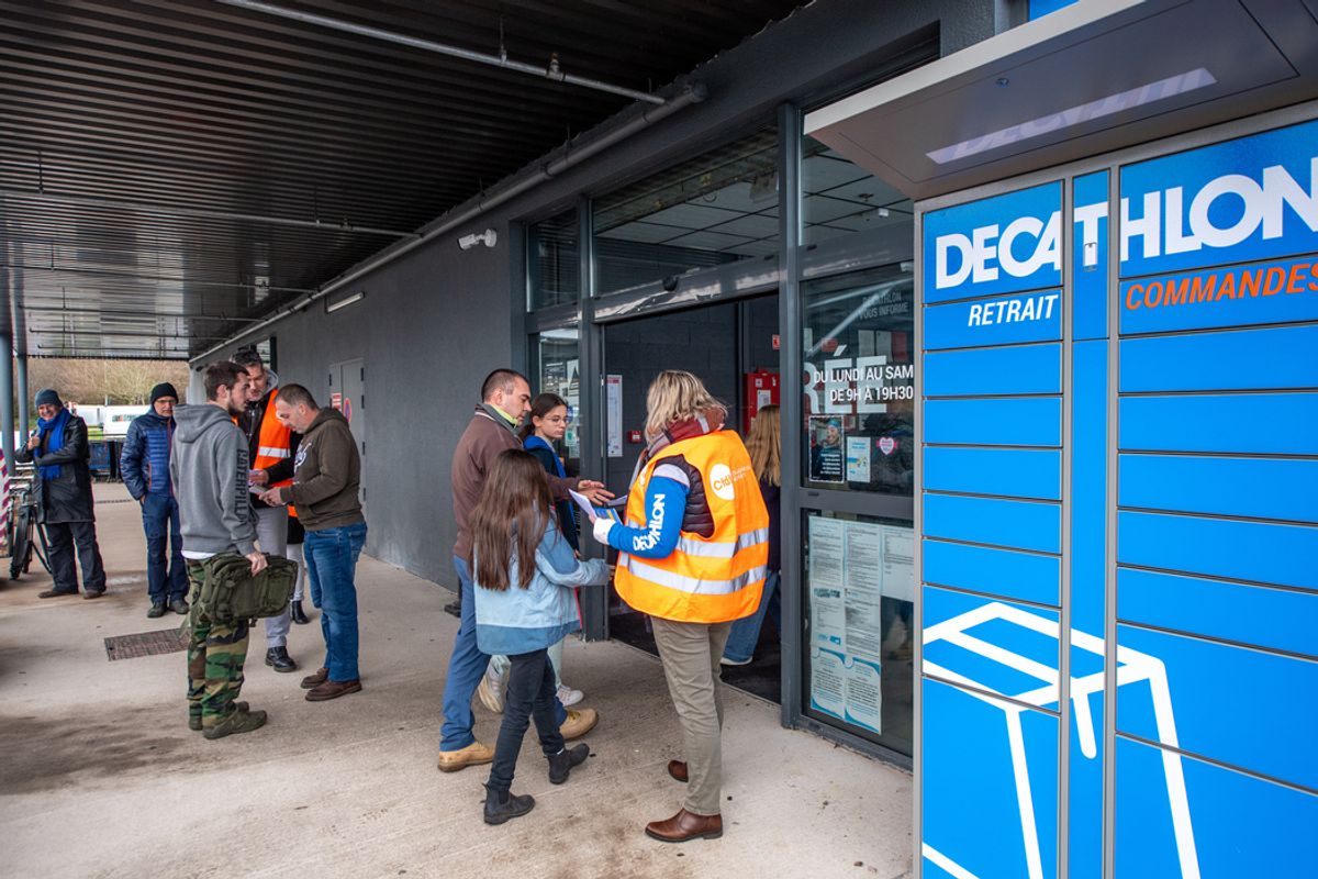 Grève nationale chez Décathlon : débrayage et distribution de tracts à ...