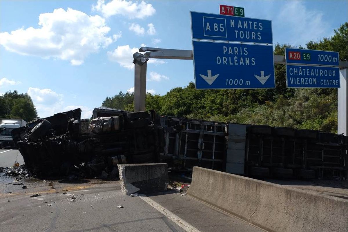 L'autoroute A71 bloquée après un accident de poids lourd à Vierzon - Le ...