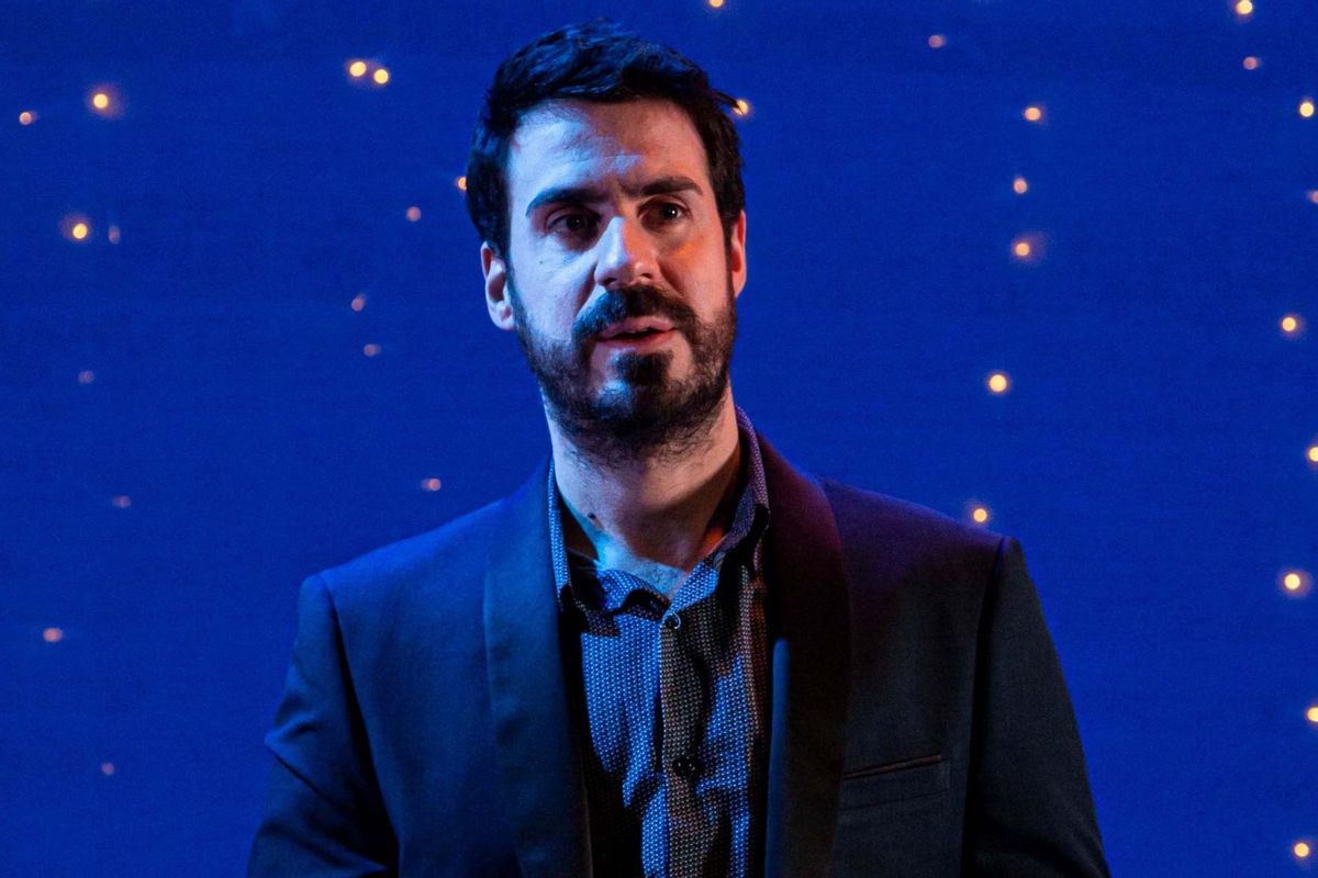 Simon Astier joue "Le Discours" de Fabcaro au théâtre de Nevers : un ...