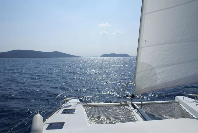 Deux Français portés disparus après le naufrage de leur catamaran au ...