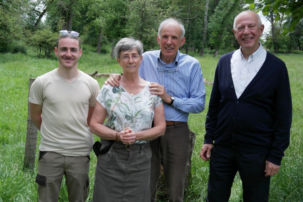DUN SUR AURON. Les Amis remontent une pilasse à la Périsse de Dun-sur ...