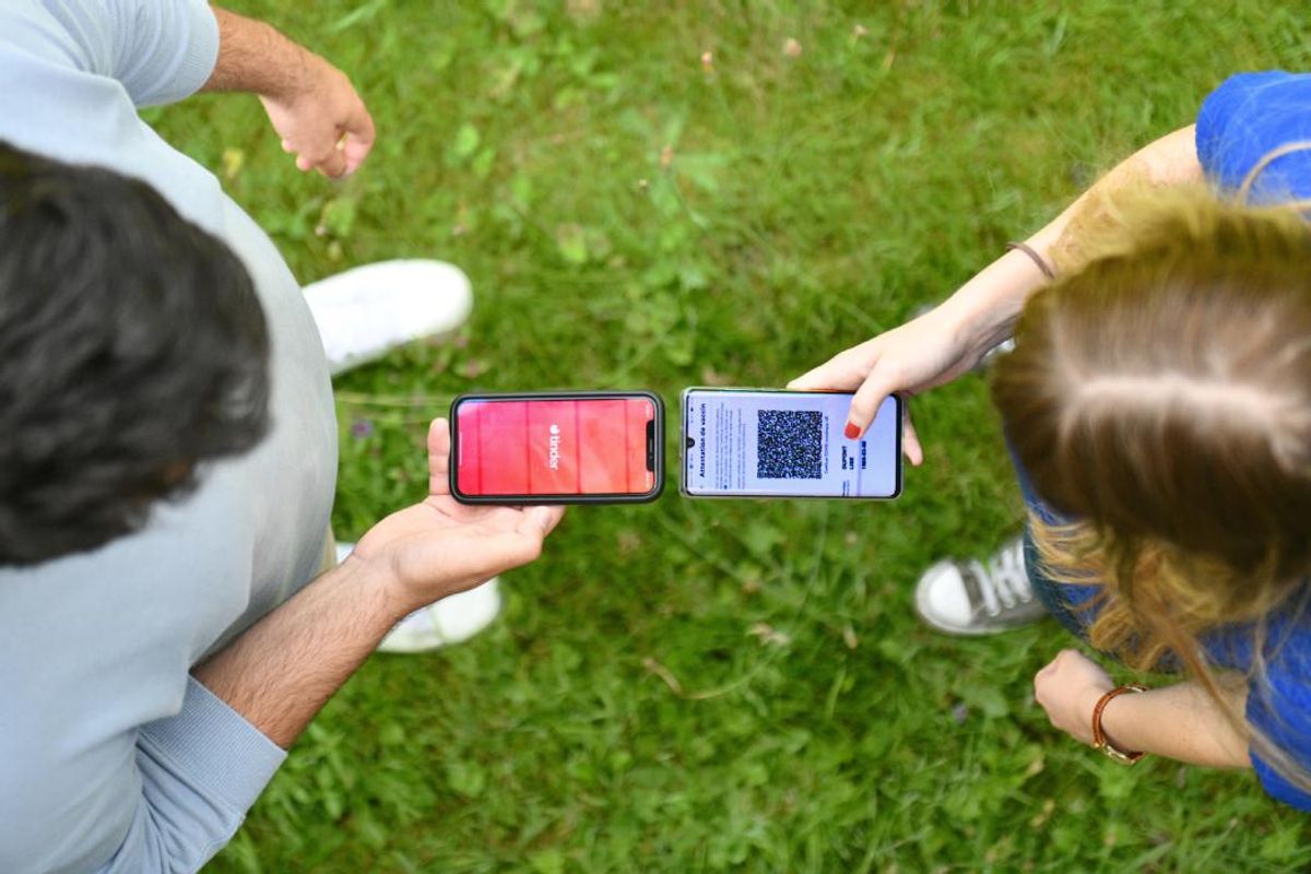 Du Minitel rose à Tinder, se rencontrer en ligne pour le meilleur et ...