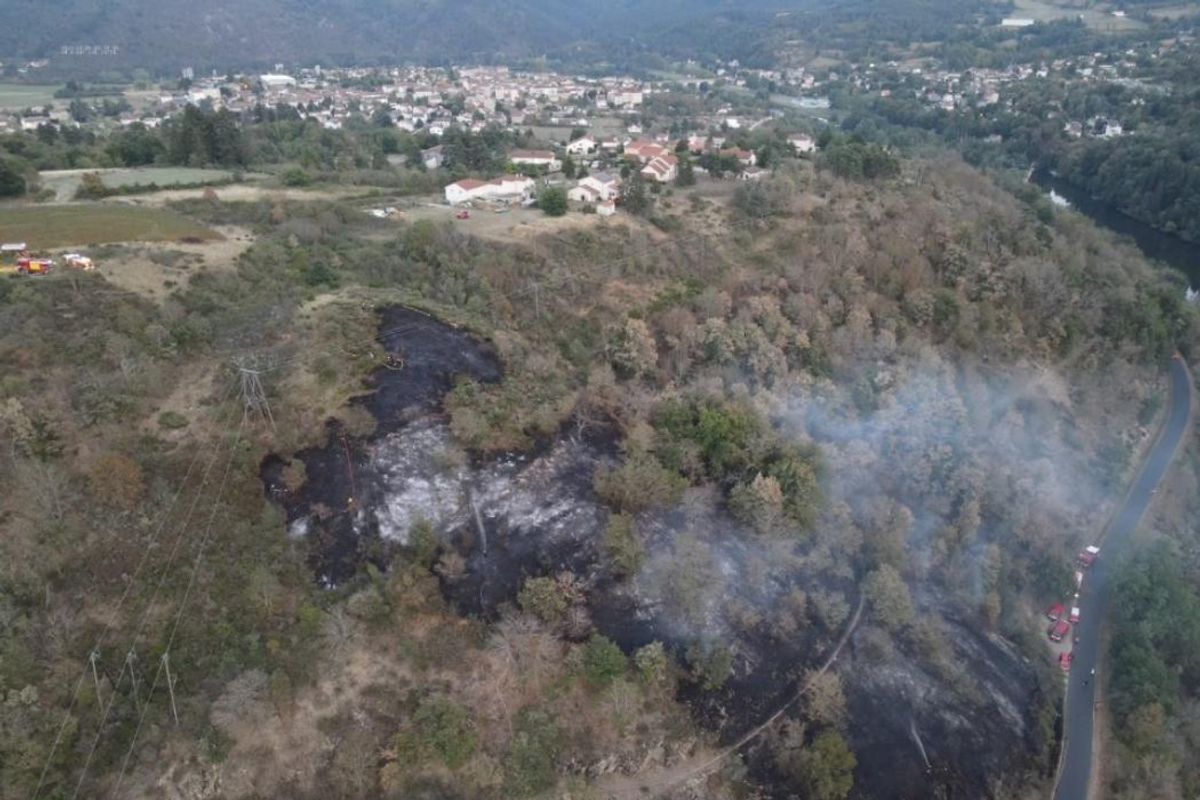 Un pompier pyromane radié en Haute-Loire après un feu de végétation - L ...