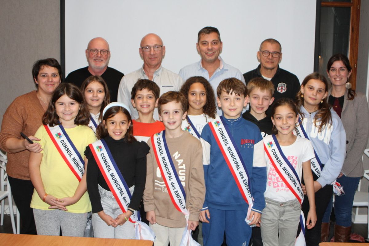 Les jeunes élus au complet - La Montagne