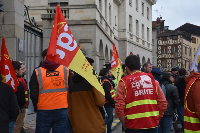 Les cheminots rassemblés devant l'Hôtel de région de Limoges pour ...
