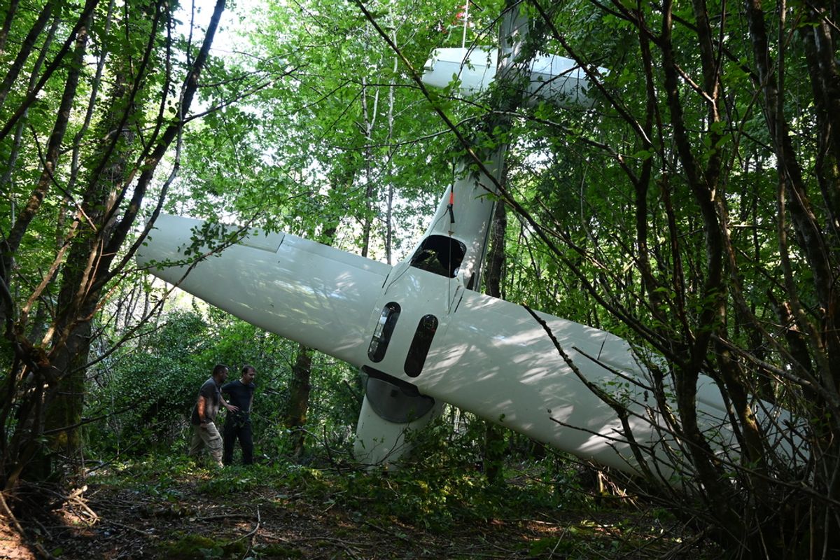 Un avion chute et finit en pleine forêt dans la Nièvre, les deux ...