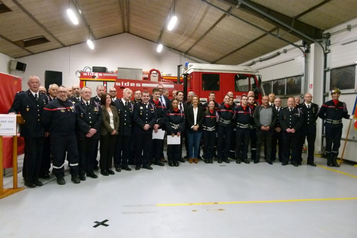 VIC LE COMTE. Diplômes et grades pour les soldats du feu - La Montagne
