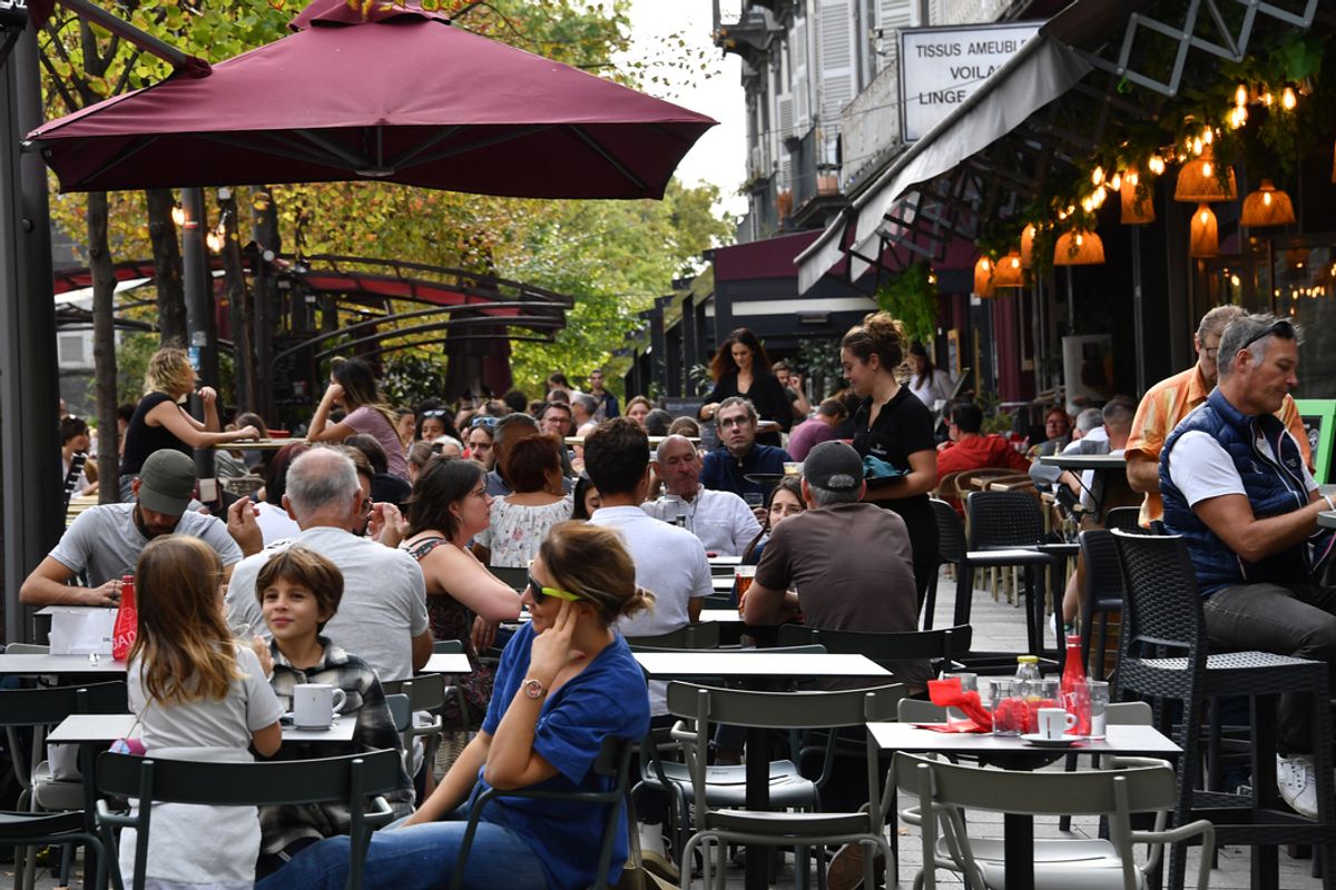 La température anormalement chaude remplit les terrasses à Clermont ...