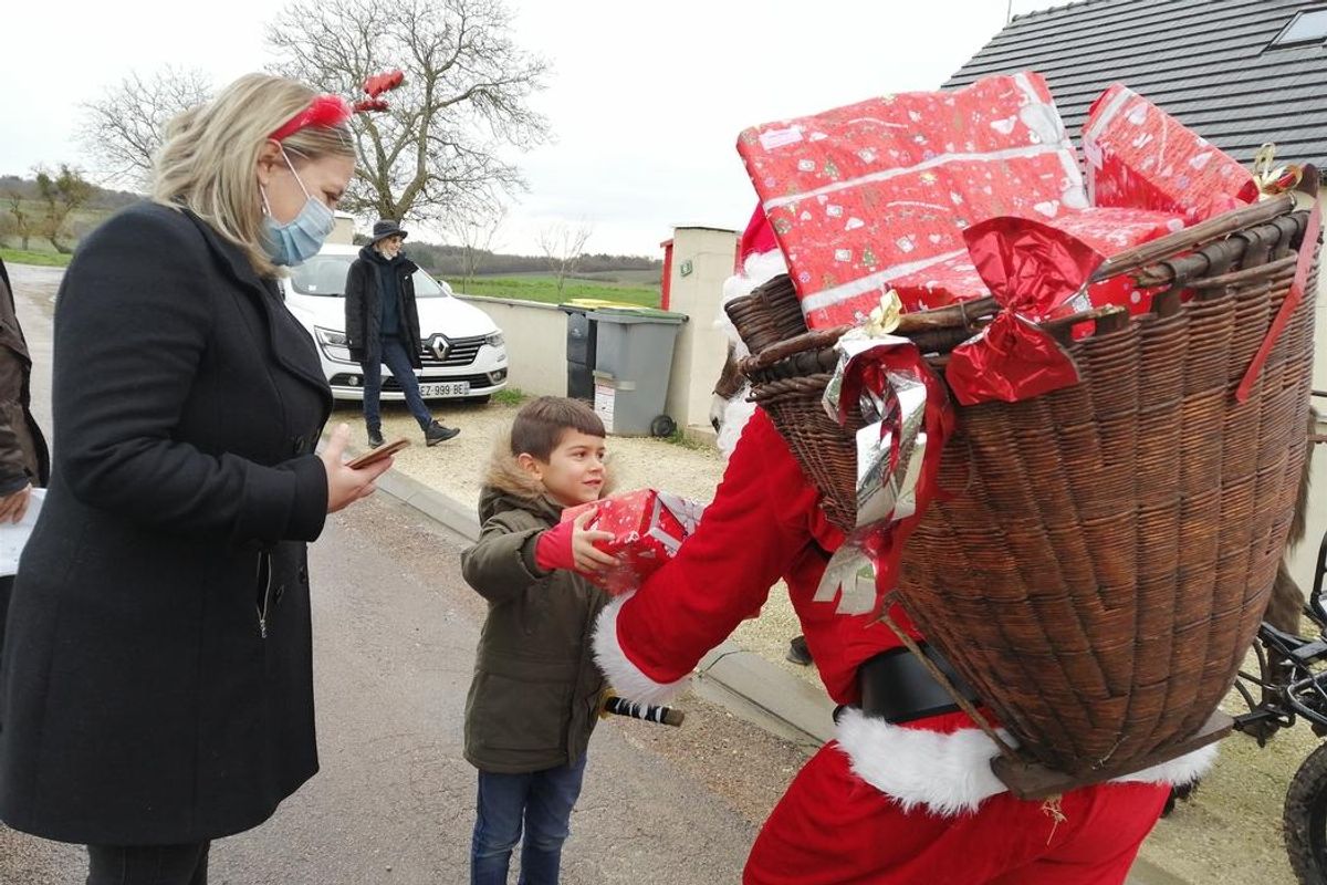 PREGILBERT. Le Père Noël a visité les petits et les anciens du village ...