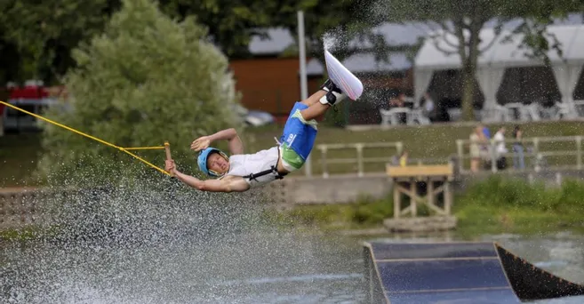 Halte nautique, guinguette, centre d'art et hébergement : un projet ...