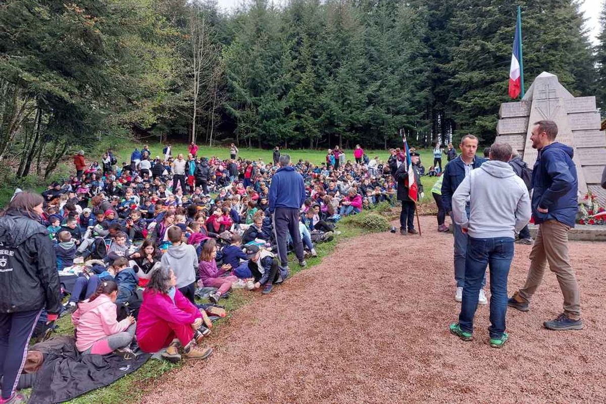 565 écoliers réunis au Mémorial pour un hommage vibrant - Le Pays Roannais
