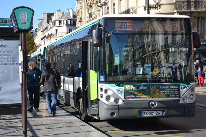 "Baissez un peu vos vêtements" : un chauffeur de bus suspendu après ...