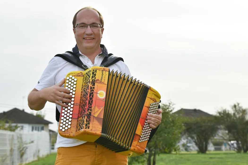 L'accordéoniste domératois Sébastien Perrin, star des bals musette ...