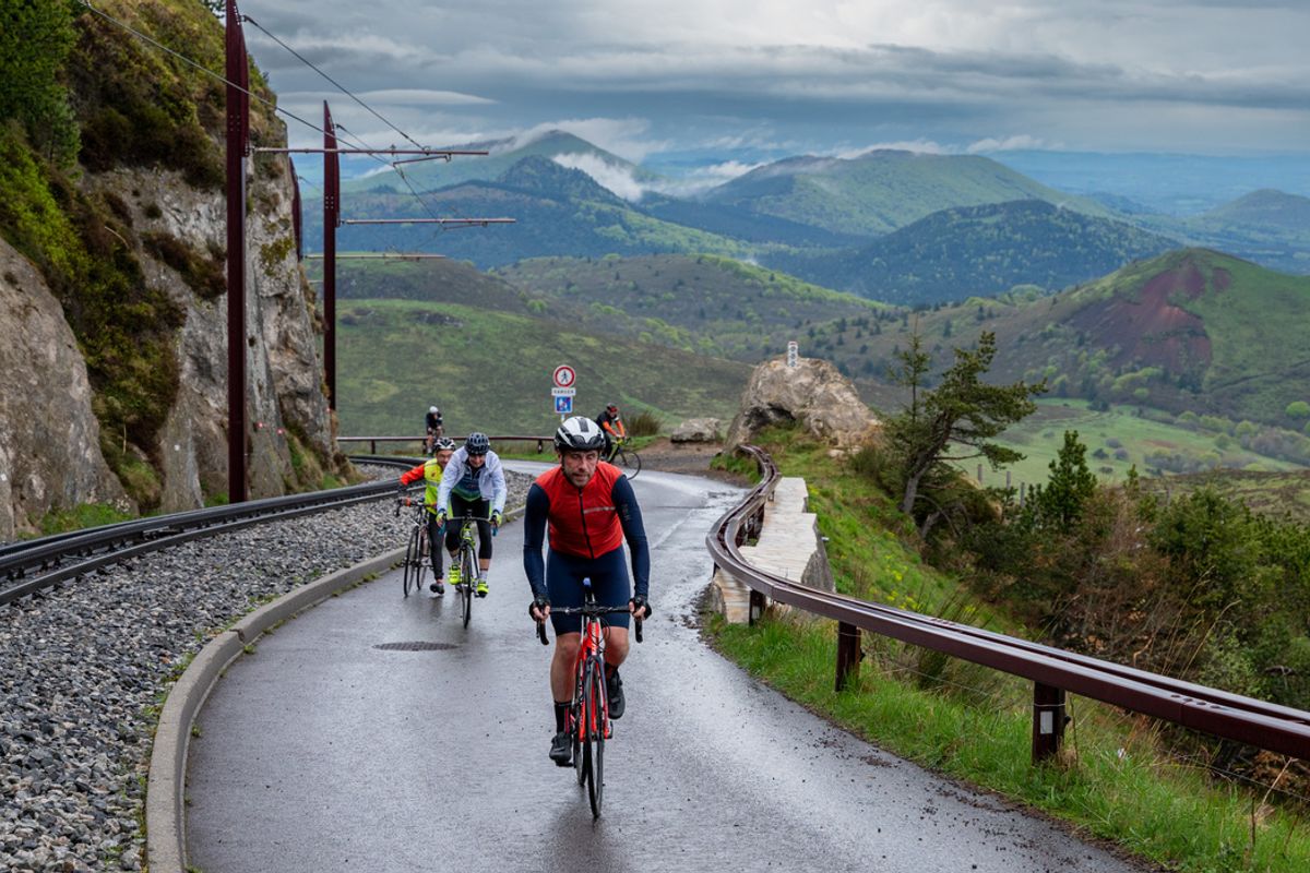La journée festive au puy de Dôme bien douchée mais pas coulée : images ...