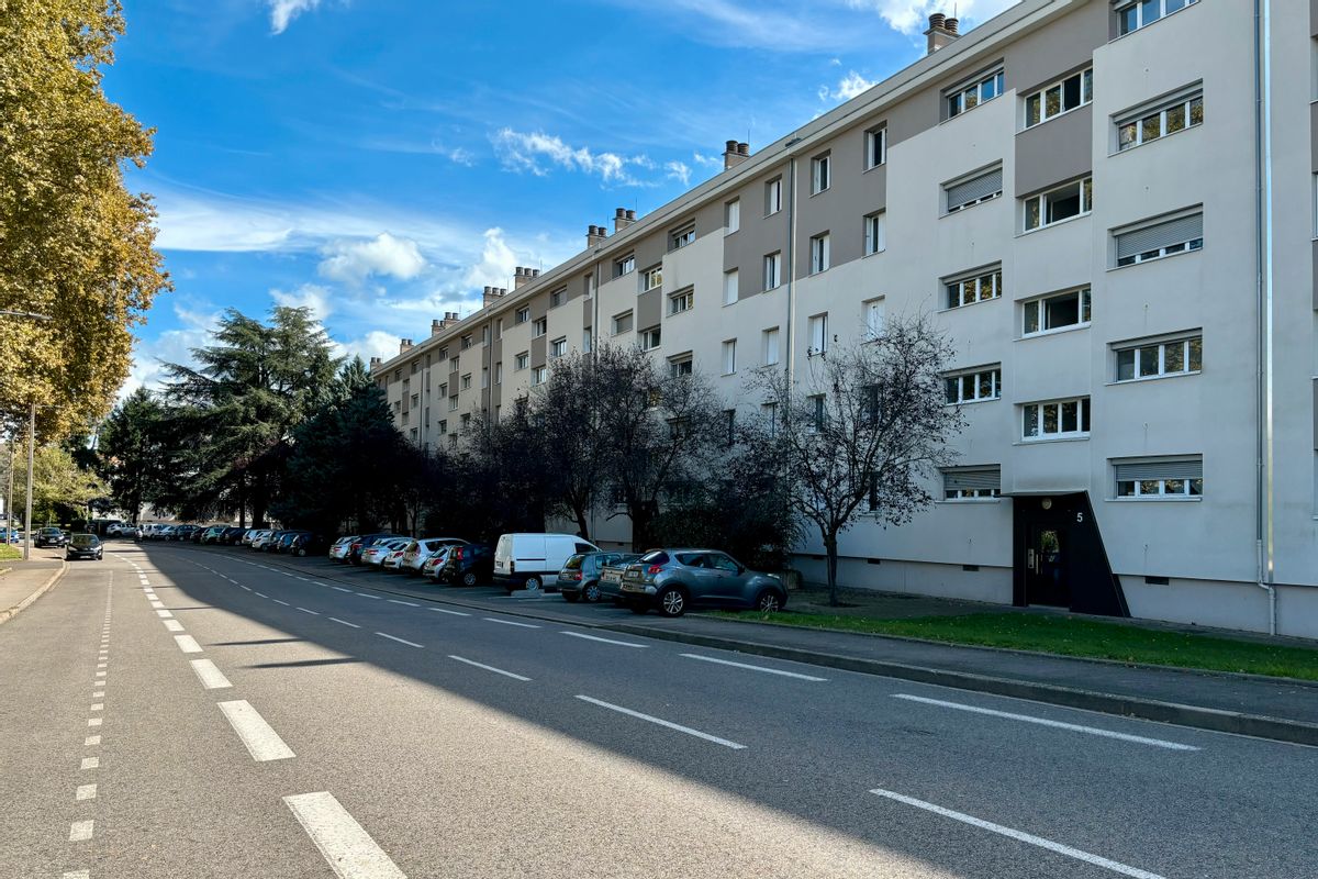 Une adolescente de 16 ans décède en chutant de la fenêtre d'un immeuble à Roanne - Le Pays Roannais