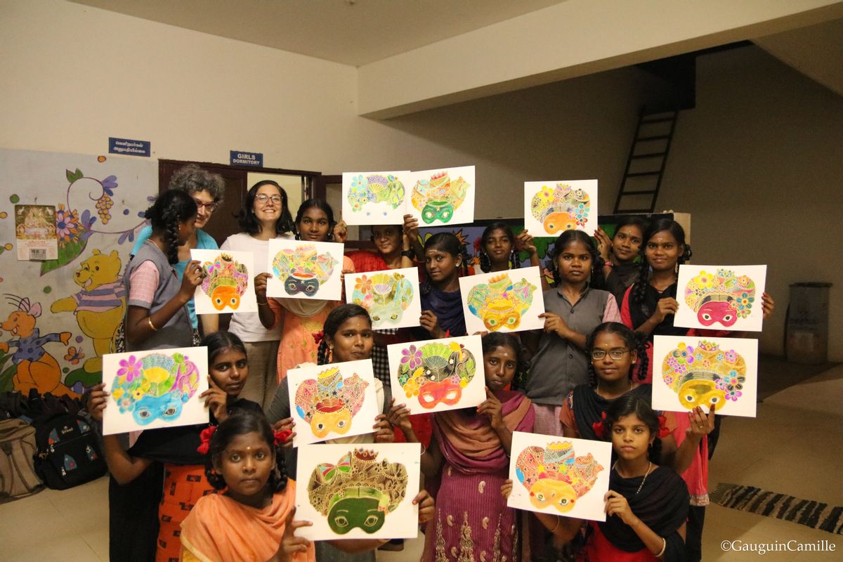 Visite en Inde, dans un orphelinat, pour les membres de l'association ...