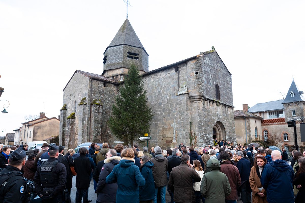 Azat-le-Ris : près de 500 personnes aux obsèques de l'humanitaire tué ...