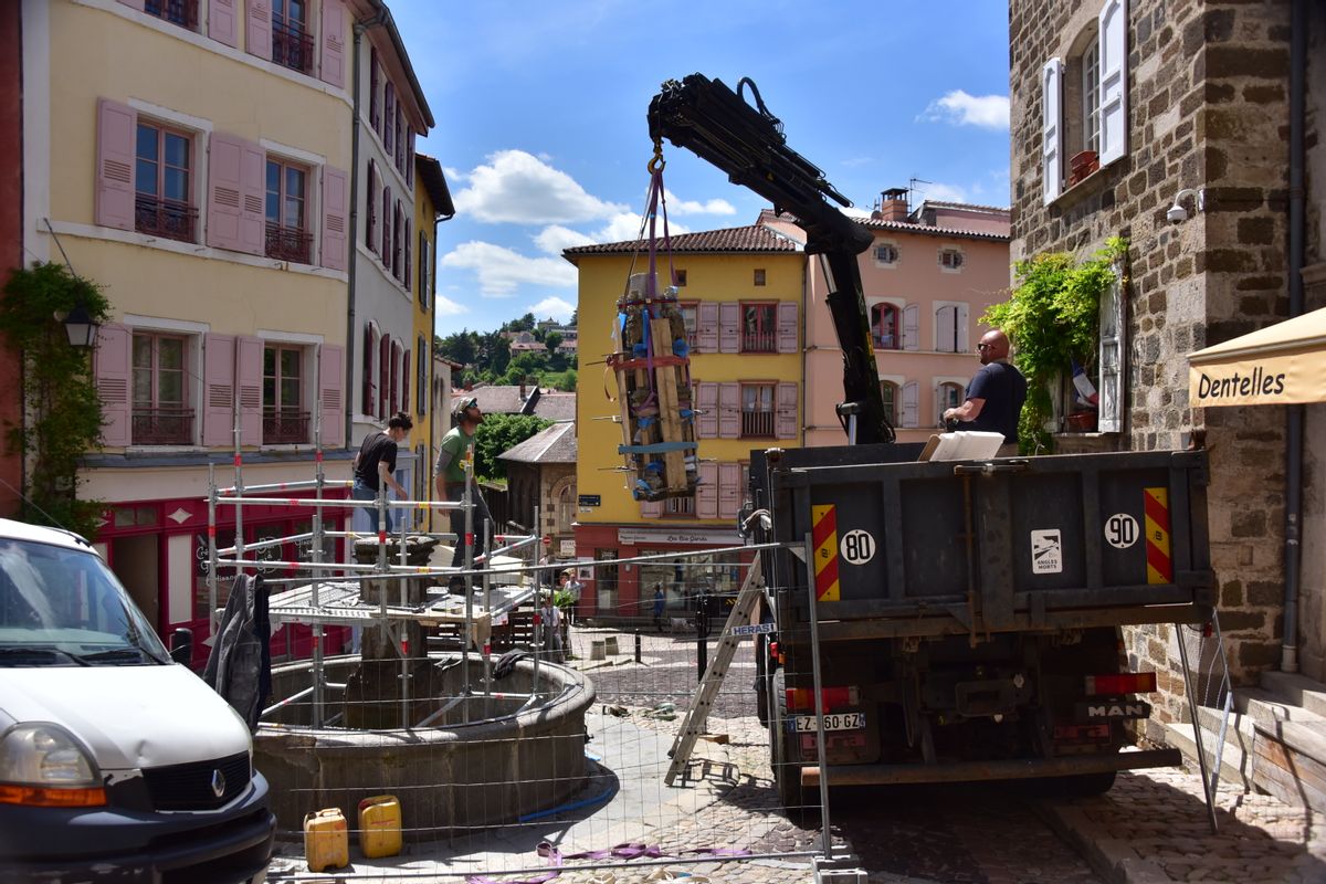 Classée aux Monuments historiques, cette fontaine du Puy-en-Velay déménage pour plusieurs mois ...