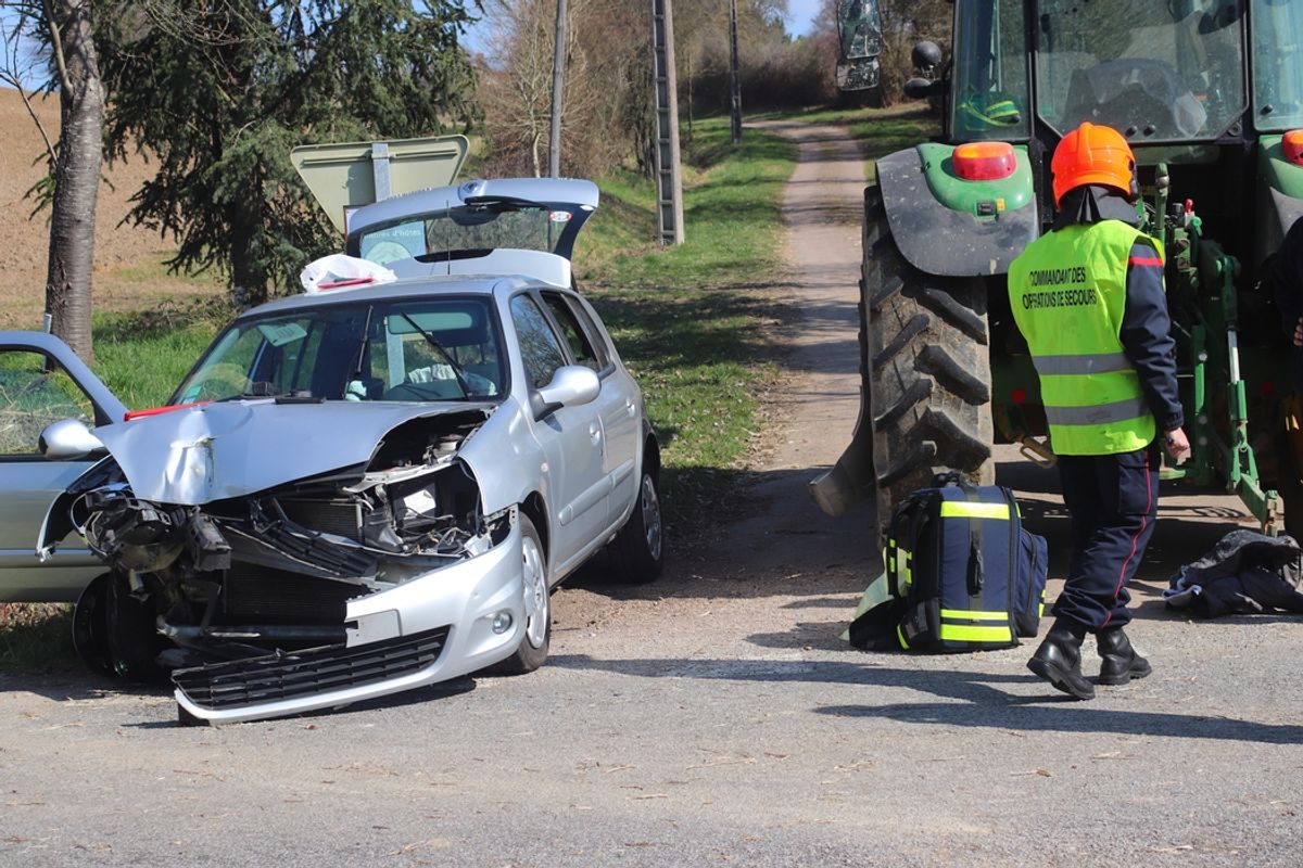 Trois blessés dans une collision entre une voiture et un tracteur à Rogny-les-Sept-Écluses - L ...