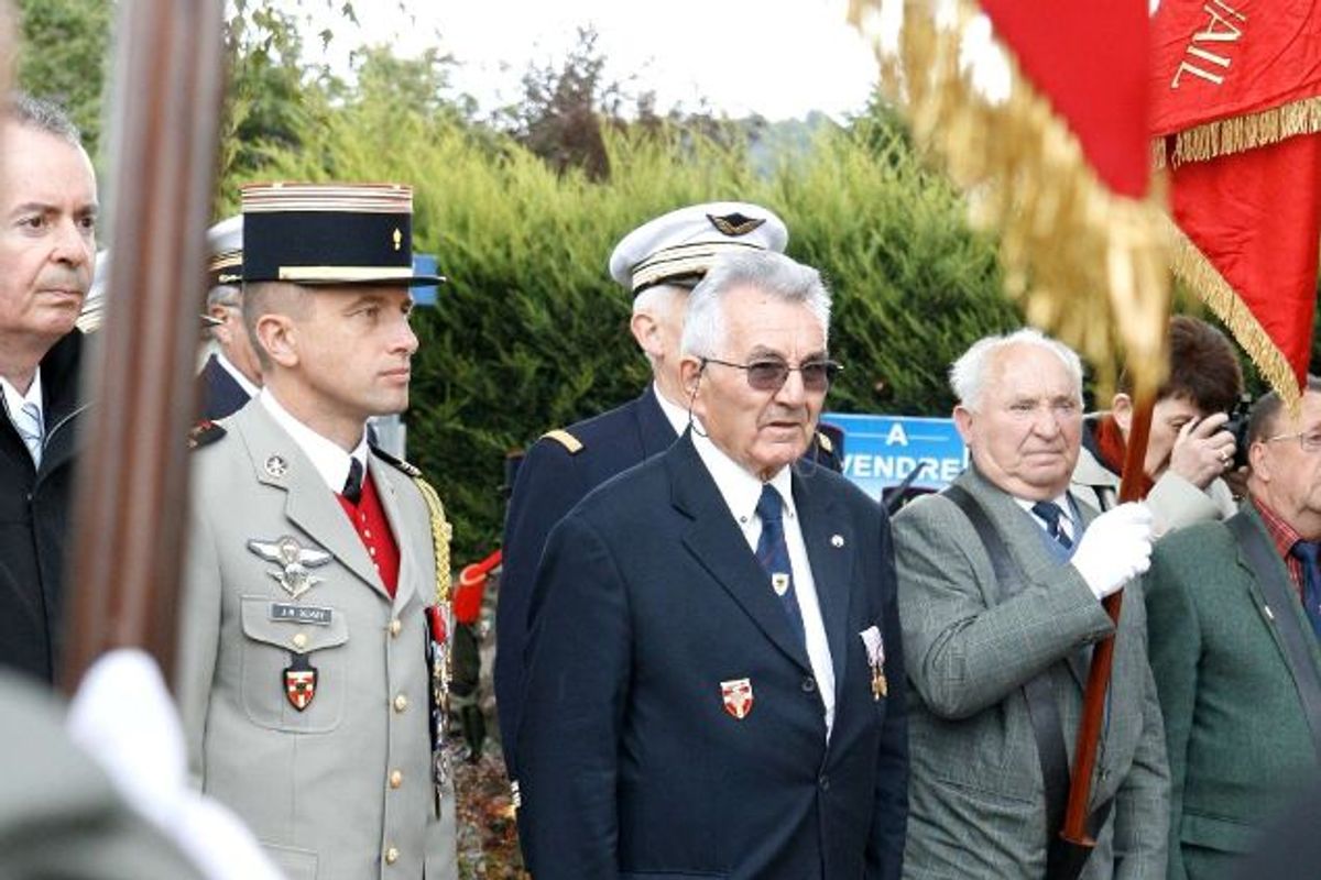 Paul Pintenat dirige les Anciens du 1er RI, qui conduisent des élèves ...