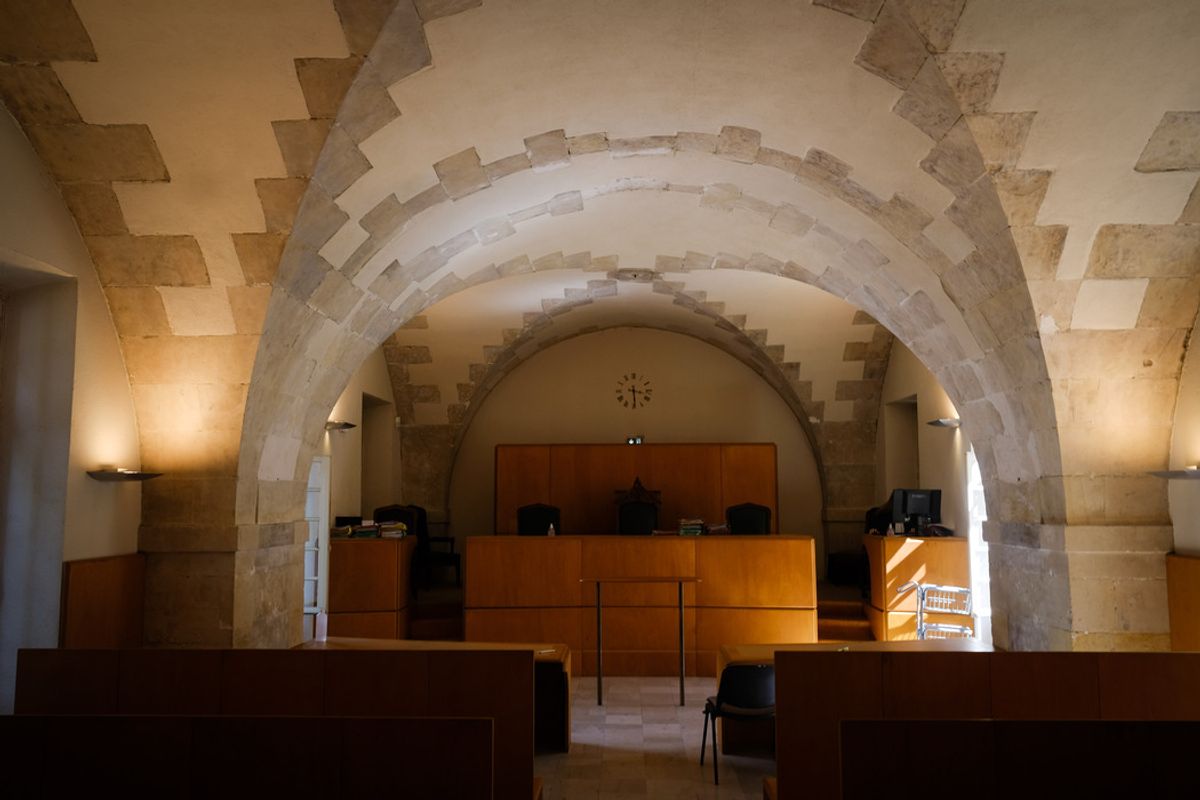 La conjointe de la victime mène sa propre enquête et retrouve le témoin décisif d’une agression ...