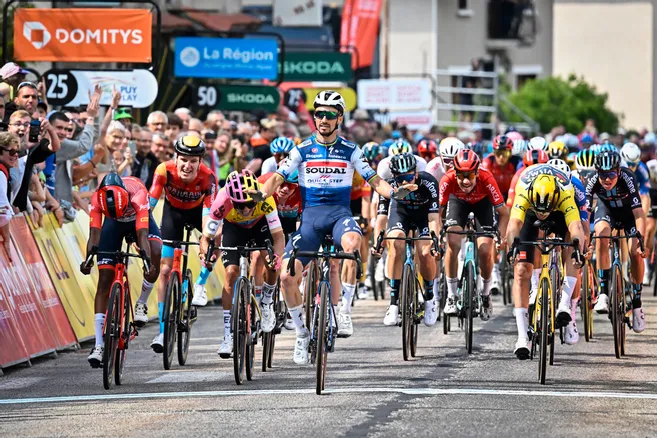 Critérium du Dauphiné (2e étape) : Julian Alaphilippe lève les bras pour la deuxième fois cette ...