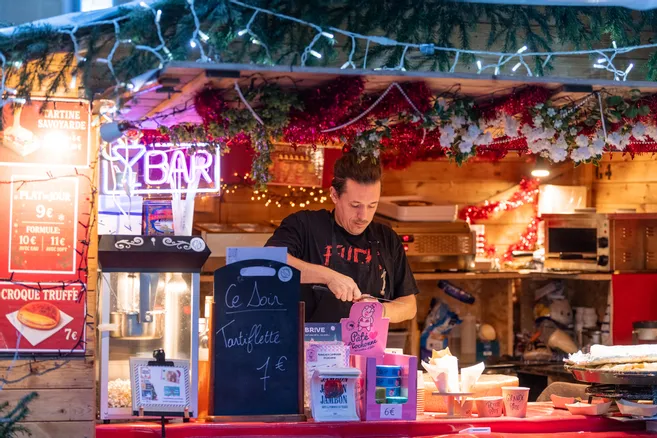"La semaine, il y a peu de monde" : le marché de Noël de Brive tente de ...