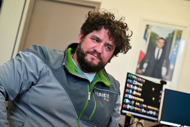 Messe et hommages pour Johnny, au sommet d'une éolienne, un cheval ...