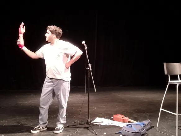Jules Robin enflamme Riom avec son spectacle "Besoin d'amour" et reçoit ...