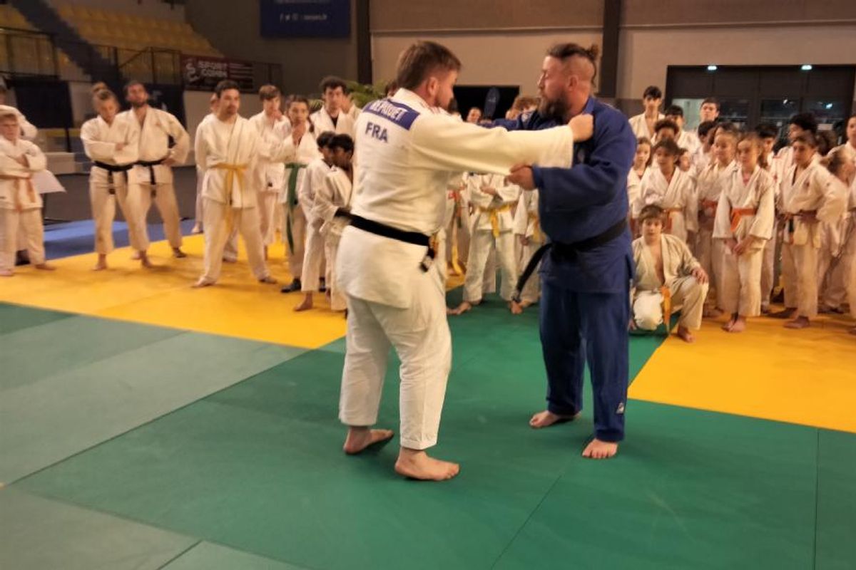 Les judokas Jason Grandry, médaillé paralympique, et Arthur Repiquet ...