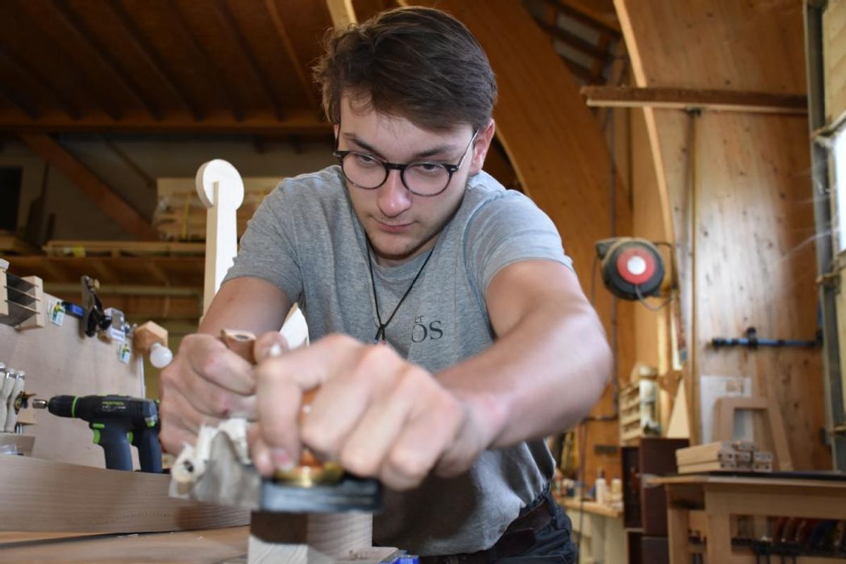 « Je veux travailler sur des projets prestigieux » : un jeune artisan du Cantal vise le concours ...