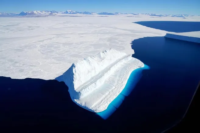 Le plus gros iceberg du monde a commencé à dériver pour la première ...
