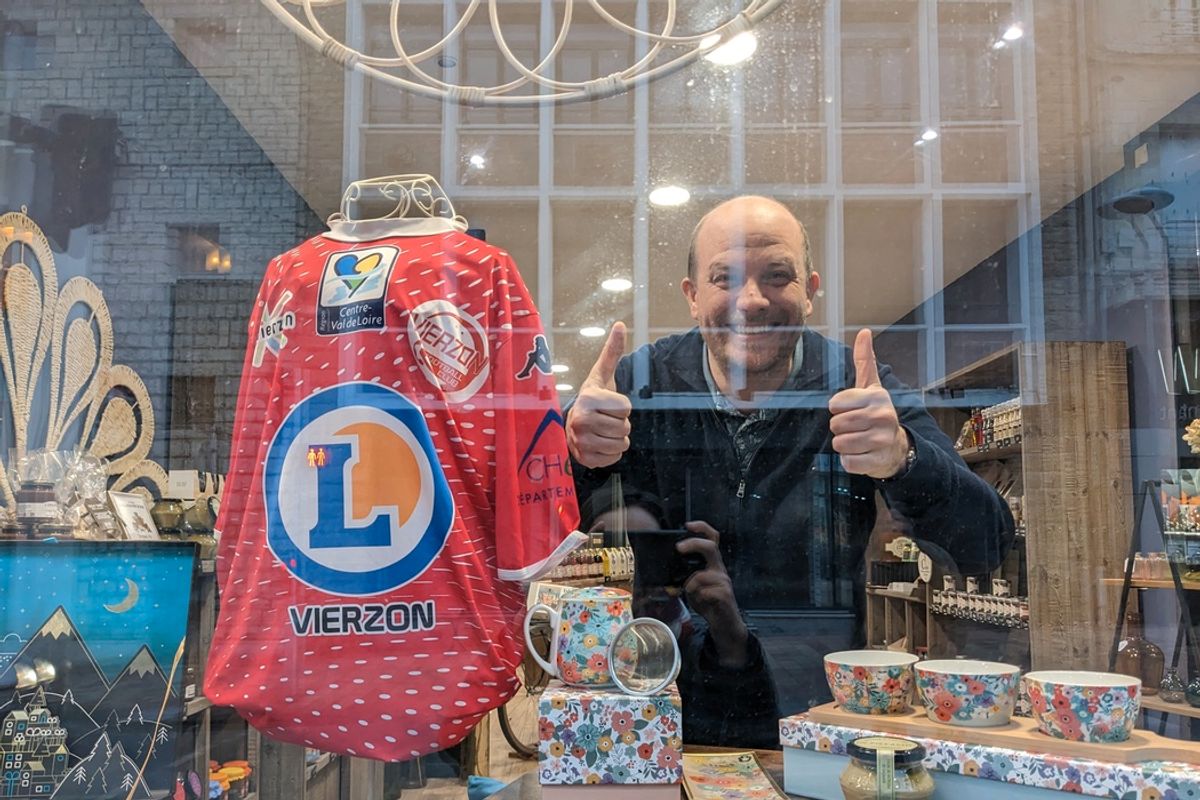 La ville aux couleurs du Vierzon Foot avant le 8e de finale de Coupe de ...