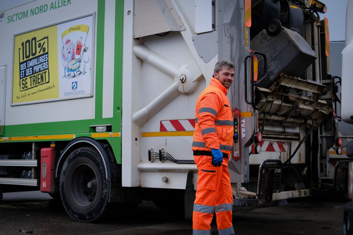 Ripeur et chauffeur, il collecte les déchets dans l'Allier : un métier ...