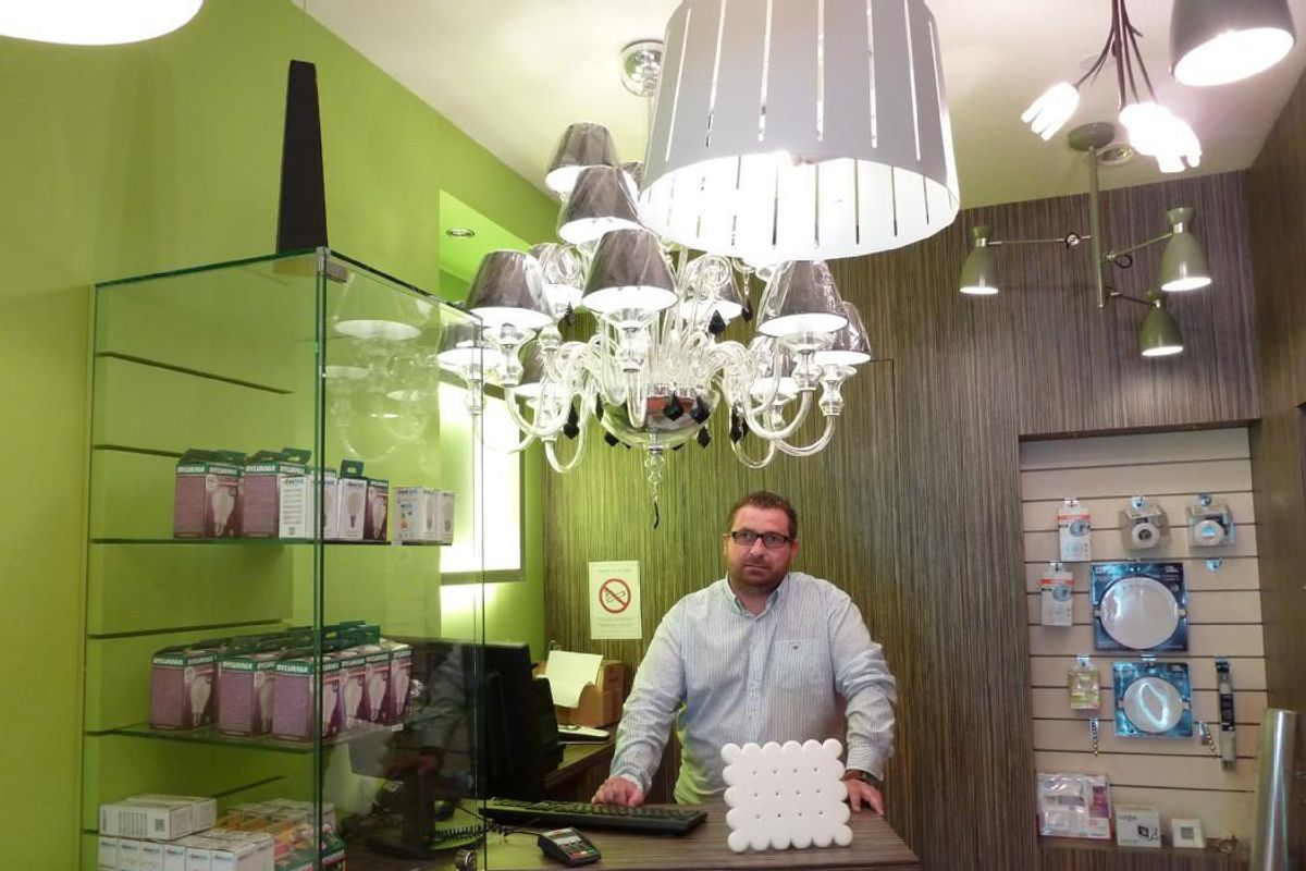 Stéphane Loiseau a ouvert un espace luminaire en ville - Le Journal du ...