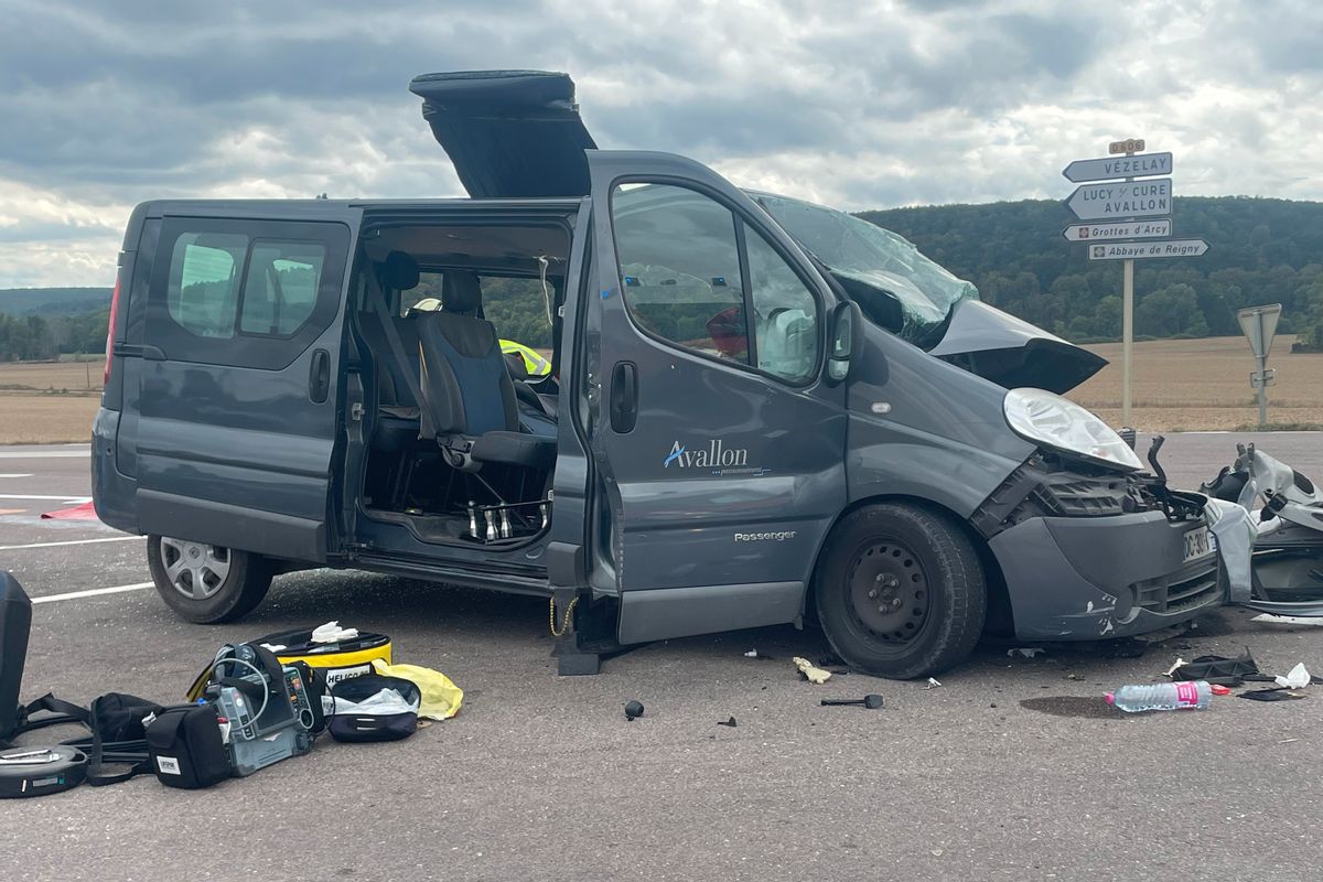 Neuf blessés, dont huit enfants, dans un accident entre un minibus et un tracteur à Vermenton ...
