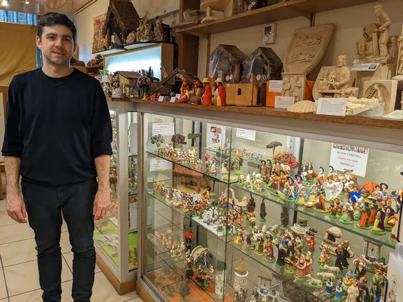La Galerie Saint-Fulbert à Chartres est l'un des derniers magasins de ...