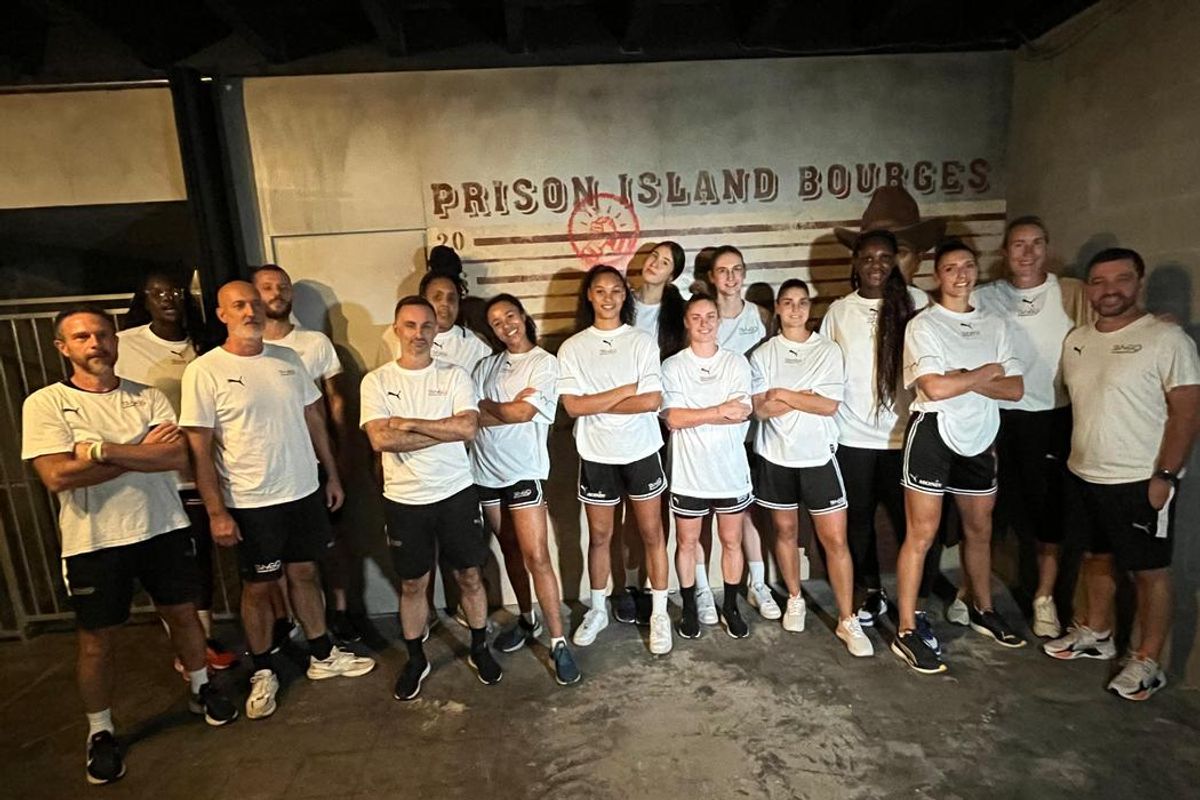 Joueuses et staff des Tango en mode cohésion à Prison Island - Le Berry ...